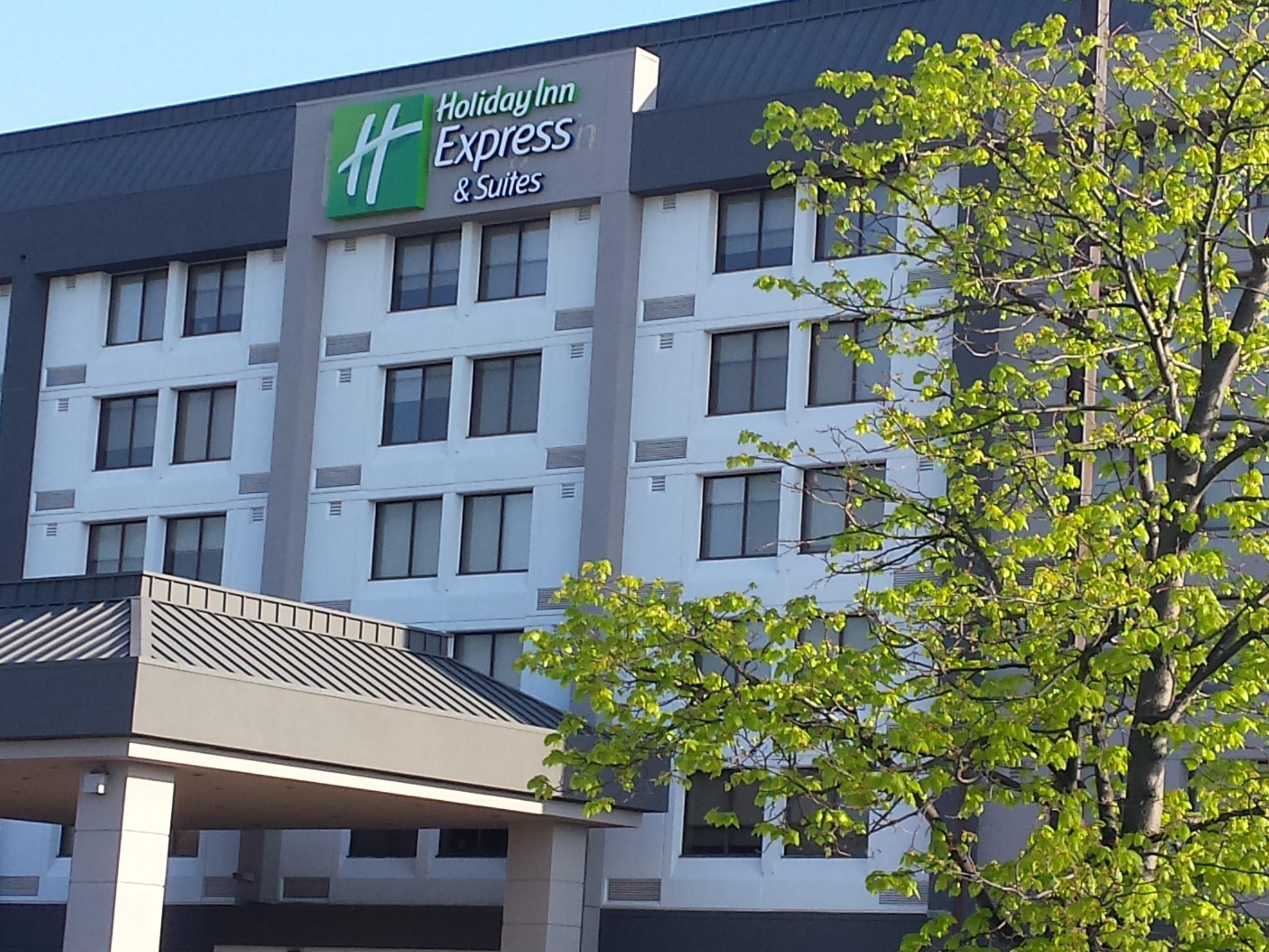 Holiday Inn Express & Suites Toronto-Mississauga Hotel by IHG