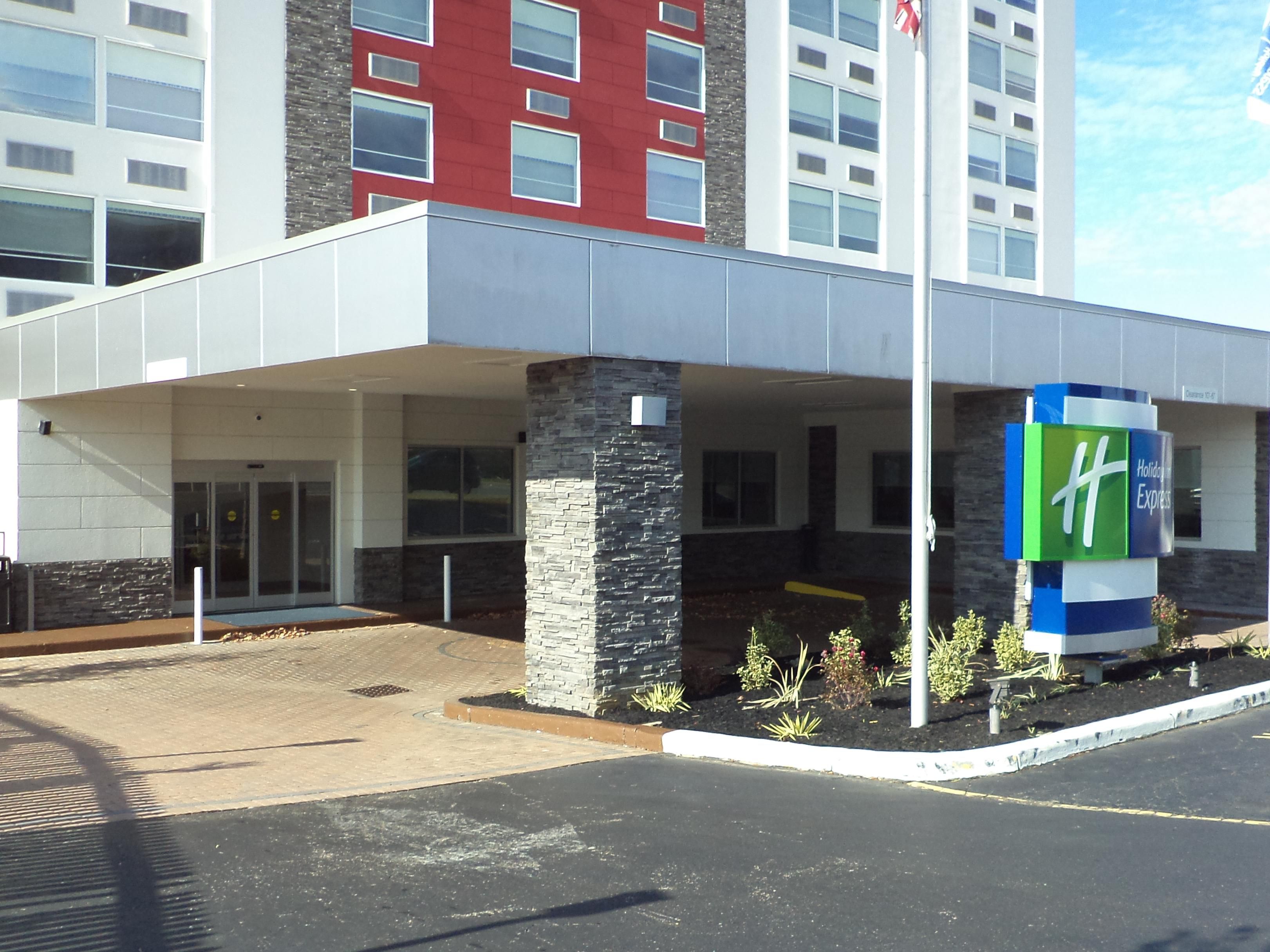 Downtown Richmond Hotel near Raceway | Holiday Inn Express Richmond ...